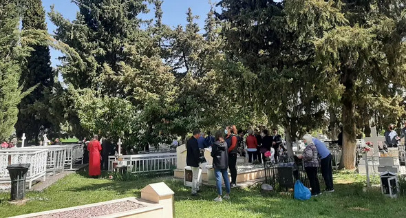 ΕΚΑΝΑΝ ΠΑΣΧΑ ΣΤΑ ΚΟΙΜΗΤΗΡΙΑ ΜΕ ΤΟΥΣ ΔΙΚΟΥΣ ΤΟΥΣ ΑΝΘΡΩΠΟΥΣ ΠΟΥ "ΕΦΥΓΑΝ ...