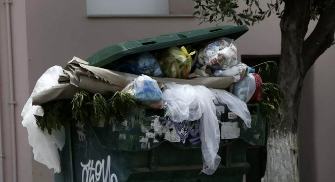 ΤΣΑΚΩΘΗΚΕ ΜΕ ΤΟΝ ΓΕΙΤΟΝΑ ΤΟΥ ΓΙΑ ΤΟΝ ΚΑΔΟ ΣΚΟΥΠΙΔΙΩΝ ΚΑΙ ΤΟΥ ΔΑΓΚΩΣΕ ...