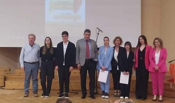 ΒΡΑΒΕΥΣΗ ΕΔΕΣΣΑΙΑΣ ΜΑΘΗΤΡΙΑΣ ΣΕ ΛΟΓΟΤΕΧΝΙΚΟ ΔΙΑΓΩΝΙΣΜΟ | TASTV.gr | Τα ...
