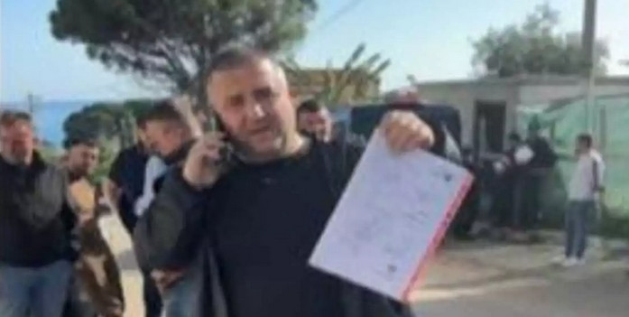 ΘΕΛΟΥΝ ΝΑ ΓΚΡΕΜΙΣΟΥΝ ΣΠΙΤΙ ΈΛΛΗΝΑ ΟΜΟΓΕΝΗ ΣΤΗΝ ΧΕΙΜΑΡΡΑ [ΒΙΝΤΕΟ ...