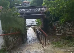 ΑΡΝΙΣΣΑ ΠΕΛΛΑΣ : ΣΕ "ΜΑΥΡΟ ΧΑΛΙ" ΟΙ ΔΡΟΜΟΙ ΚΑΘΕ ΦΟΡΑ ΠΟΥ ΒΡΕΧΕΙ ΕΝΤΟΝΑ ...