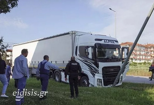 ΝΤΑΛΙΚΑ ΕΠΕΣΕ ΣΕ ΚΟΛΩΝΑ ΤΗΣ ΔΕΗ ΑΦΗΝΟΝΤΑΣ ΤΟ ΚΙΛΚΙΣ ΧΩΡΙΣ ΡΕΥΜΑ- ΒΙΝΤΕΟ ...