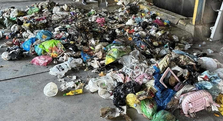 ΠΟΙΟΣ ΔΗΜΑΡΧΟΣ ΠΑΡΑΔΕΧΘΗΚΕ ΟΤΙ ΠΕΤΑΞΕ ΣΚΟΥΠΙΔΙΑ ΣΕ ΣΠΙΤΙ ΑΝΤΙΠΑΛΟΥ ΤΟΥ ...