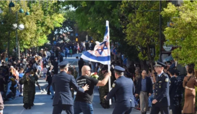 ΜΠΗΚΕ ΣΤΟ ΧΩΡΟ ΤΗΣ ΠΑΡΕΛΑΣΗΣ ΜΕ ΜΑΤΩΜΕΝΗ ΣΗΜΑΙΑ ΤΟΥ ΙΣΡΑΗΛ – ΔΕΙΤΕ ...