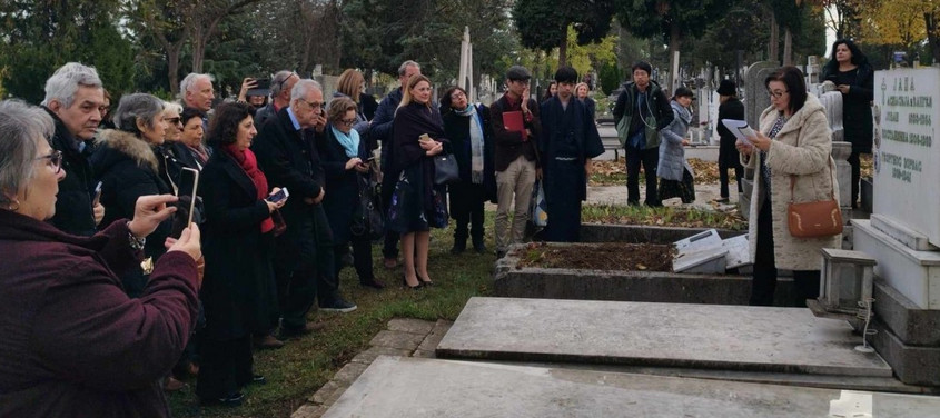 ΣΚΟΠΙΑ: ΣΤΟΝ ΤΑΦΟ ΤΟΥ «ΑΛΕΞΗ ΖΟΡΜΠΑ» ΦΙΛΟΙ ΤΟΥ ΝΙΚΟΥ ΚΑΖΑΝΤΖΑΚΗ ΜΑΖΙ ΜΕ ...