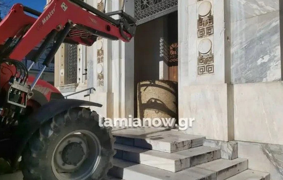 ΑΓΡΟΤΕΣ ΕΡΙΞΑΝ ΜΠΑΛΕΣ ΜΕ ΑΧΥΡΑ ΣΤΗΝ ΕΙΣΟΔΟ ΤΗΣ ΠΕΡΙΦΕΡΕΙΑΣ | TASTV.gr ...