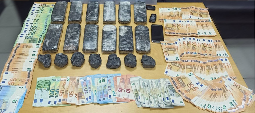 ΠΟΙΟ ΕΙΝΑΙ ΤΟ ΑΝΔΡΟΓΥΝΟ ΠΟΥ ΣΥΝΕΛΗΦΘΗ ΜΕ 7 ΚΙΛΑ ΗΡΩΙΝΗΣ - ΒΙΝΤΕΟ ...