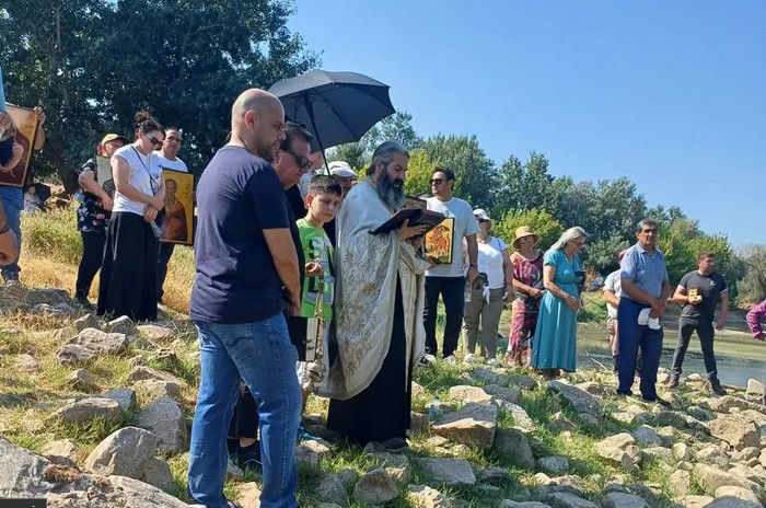 ΣΕ ΠΟΙΟ ΧΩΡΙΟ ΕΚΑΝΑΝ ΟΙ ΚΑΤΟΙΚΟΙ ΛΙΤΑΝΕΙΑ ΜΕ ΙΕΡΕΑ ΓΙΑ ΝΑ ΒΡΕΞΕΙ ...