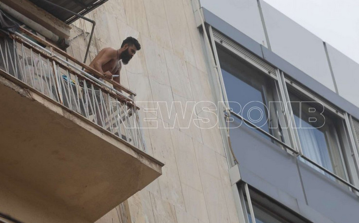ΑΝΔΡΑΣ ΑΠΕΙΛΕΙ ΝΑ ΑΥΤΟΚΤΟΝΗΣΕΙ ΜΕ ΦΙΑΛΗ ΠΡΟΠΑΝΙΟΥ - ΒΙΝΤΕΟ | TASTV.gr ...