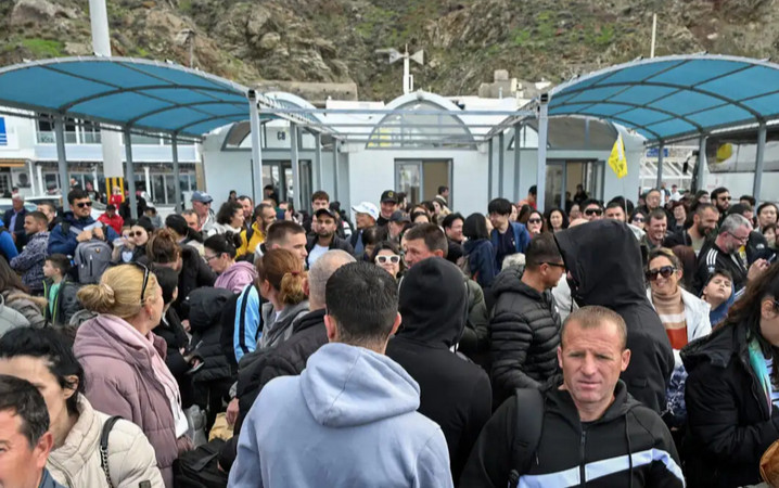 ΣΕΙΣΜΟΙ ΣΤΗΝ ΣΑΝΤΟΡΙΝΗ : 1000 ΑΤΟΜΑ ΕΓΚΑΤΕΛΕΙΨΑΝ ΤΟ ΝΗΣΙ | TASTV.gr ...