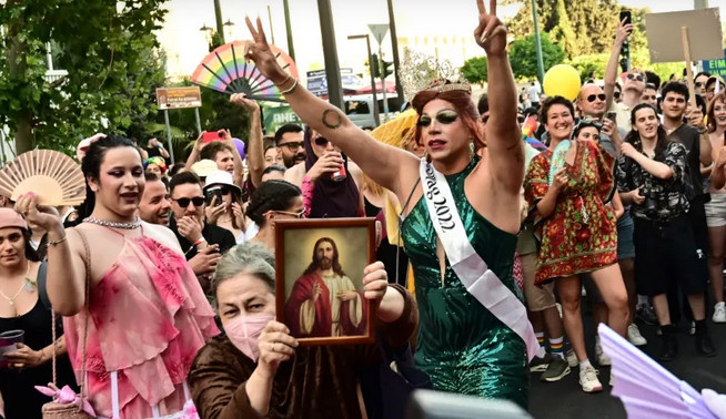 Η ΕΛΕΝΗ ΛΟΥΚΑ ΜΕ ΕΙΚΟΝΑ ΤΟΥ ΧΡΙΣΤΟΥ ΣΤΟ ATHENS PRIDE | TASTV.gr | Τα ...