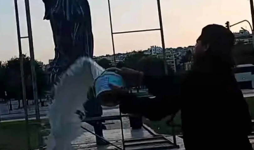 ΘΕΣΣΑΛΟΝΙΚΗ: ΡΑΣΟΦΟΡΟΣ ΕΦΤΥΣΕ ΚΑΙ ΠΕΤΑΞΕ ΜΠΟΓΙΕΣ ΣΤΟ ΓΛΥΠΤΟ “ΓΥΝΑΙΚΑ ΣΕ ...