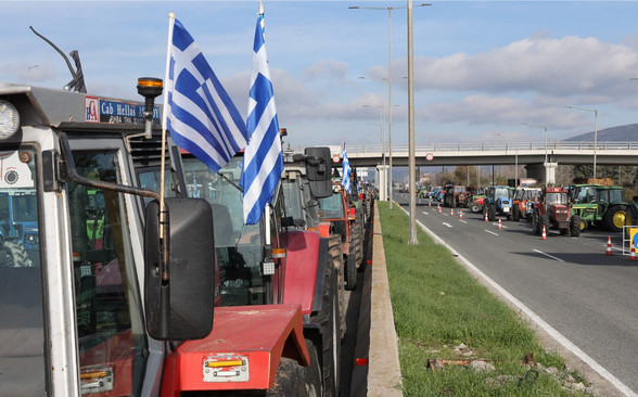 ΜΠΛΟΚΑ ΑΓΡΟΤΩΝ: ΚΛΕΙΝΟΥΝ ΤΕΜΠΗ ΚΑΙ ΧΑΛΚΙΔΑ – ΚΟΝΤΡΑ ΓΙΑ ΤΟ ΠΟΙΟΣ ...