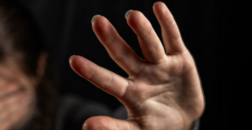 24ΧΡΟΝΟΣ ΚΑΤΗΓΟΡΕΙΤΑΙ ΌΤΙ ΆΡΠΑΞΕ 13ΧΡΟΝΗ, ΤΗ ΒΙΑΖΕ ΚΑΙ ΤΗΣ ΈΔΙΝΕ ...