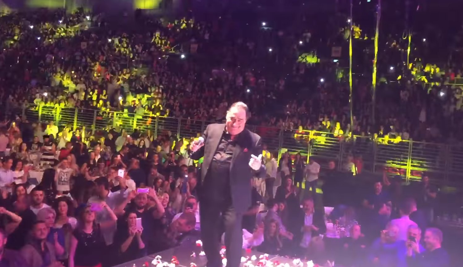 ΣΤΟ ΒΙΒΛΙΟ ΓΚΙΝΕΣ Ο ΒΑΣΙΛΗΣ ΚΑΡΡΑΣ: 17.000 ΣΕ ΣΥΝΑΥΛΙΑ ΤΟΥ ΣΤΗ ΣΟΦΙΑ ...