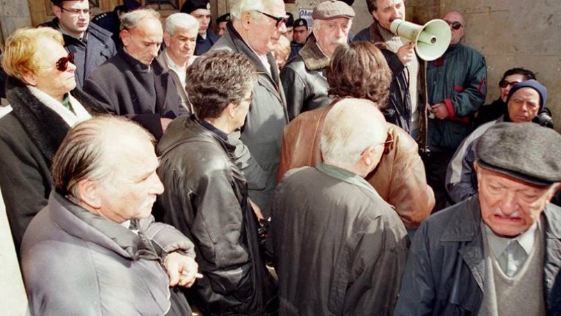 ΣΤΟ ΟΡΙΟ ΤΗΣ ΦΤΩΧΕΙΑΣ: ΜΕ ΚΥΡΙΑ ΣΥΝΤΑΞΗ ΚΑΤΩ ΤΩΝ 500 ΕΥΡΩ ΖΟΥΝ 1,2 ΕΚΑΤ ...