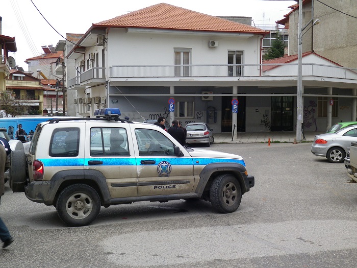 ΣΥΝΕΛΗΦΘΗ ΣΕΡΒΟΣ ΥΠΗΚΟΟΣ ΜΕ ΛΑΘΡΑΙΑ ΤΣΙΓΑΡΑ | TASTV.gr | Τα νέα της ...