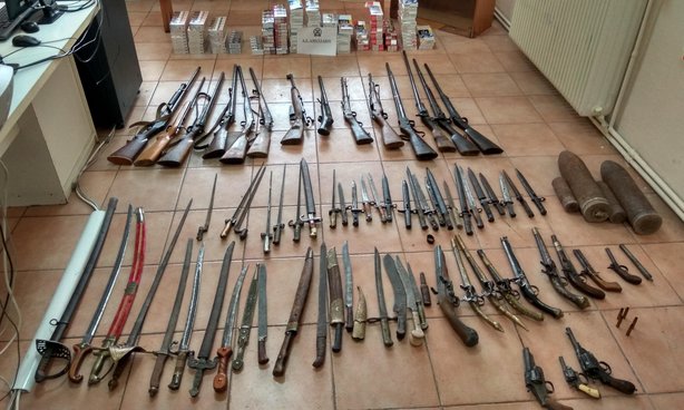 ΦΛΩΡΙΝΑ: ΚΑΤΑΣΧΕΘΗΚΕ ΟΠΛΟΣΤΑΣΙΟ ΜΕ ΟΠΛΑ, ΞΙΦΟΛΟΓΧΕΣ ΚΑΙ ΣΠΑΘΙΑ! | TASTV ...