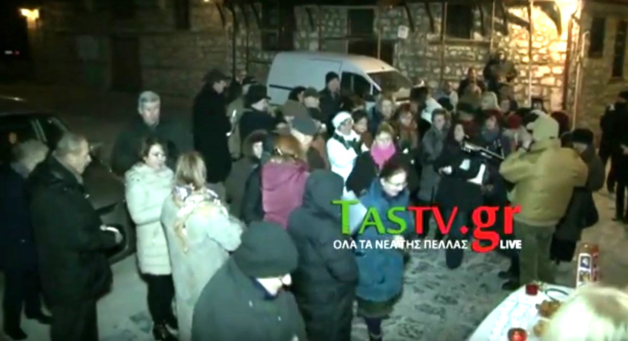 ΕΔΕΣΣΑ : ΧΡΙΣΤΟΥΓΕΝΝΙΑΤΙΚΕΣ ΜΕΛΩΔΙΕΣ ΣΤΟ ΒΑΡΟΣΙ (VIDEO) | TASTV.gr | Τα ...