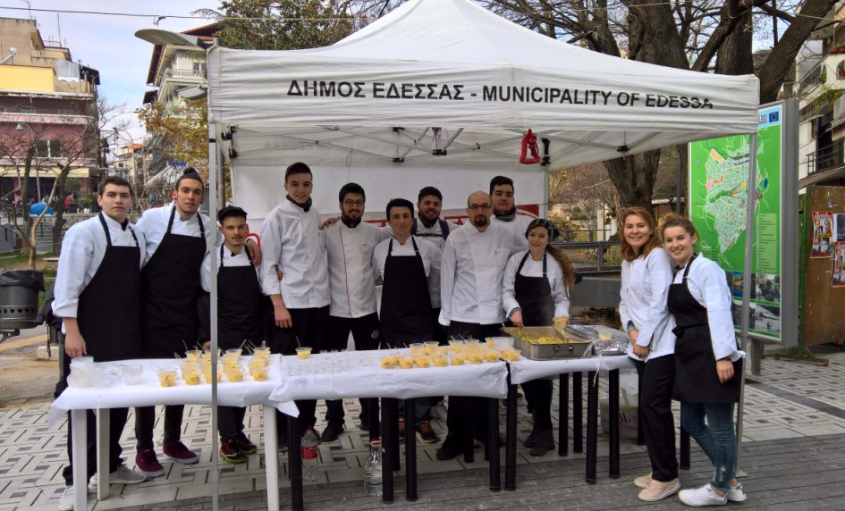 ΟΙ CHEF ΤΟΥ ΔΙΕΚ ΈΔΕΣΣΑΣ ΚΕΡΑΣΑΝ "PAELLA ΘΑΛΑΣΣΙΝΩΝ" ΣΤΟΝ ΠΕΖΟΔΡΟΜΟ ...