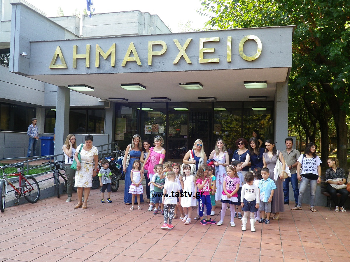ΕΔΕΣΣΑ: ΜΕ ΤΑ ΠΑΙΔΙΑ ΤΟΥΣ ΣΤΟΝ ΔΗΜΑΡΧΟ (PHOTO) | TASTV.gr | Τα νέα της ...