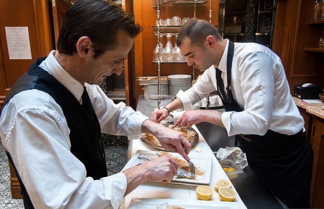 ΣΤΗΝ ΕΛΛΑΔΑ Η ΧΩΡΑ ΠΟΥ ΕΥΚΟΛΑ ΒΡΙΣΚΟΥΝ ΔΟΥΛΕΙΑ ΟΙ ΣΕΡΒΙΤΟΡΟΙ ΚΑΙ ΟΙ ...