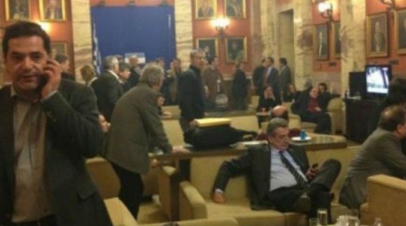 Η ΛΙΣΤΑ ΤΗΣ ΝΤΡΟΠΗΣ ΜΕ ΤΑ ΟΝΟΜΑΤΑ ΤΩΝ 57 ΕΘΝΟΠΑΤΕΡΩΝ ΠΟΥ “ΣΚΙΖΟΝΤΑΙ ...