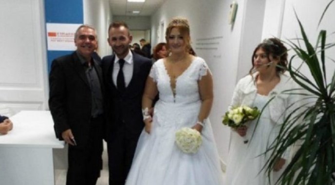 ΝΕΟΝΥΜΦΟΙ ΤΗΣ ΚΕΝΤΡΟΑΡΙΣΤΕΡΑΣ ΣΤΗΝ ΚΑΛΠΗ ΤΗΝ ΗΜΕΡΑ ΤΟΥ ΓΑΜΟΥ ΤΟΥΣ ...