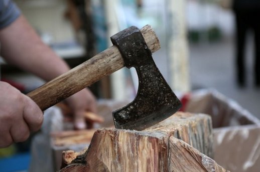 ΡΟΥΜΑΝΟΣ ΧΤΥΠΗΣΕ ΜΕ ΤΣΕΚΟΥΡΙ ΣΤΟ ΚΕΦΑΛΙ 7ΧΡΟΝΗ ΚΑΙ ΑΚΡΩΤΗΡΙΑΣΕ ΤΗΝ ...