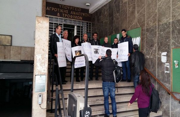 ΔΙΑΜΑΡΤΥΡΙΑ ΑΓΡΟΤΩΝ ΣΤΑ ΓΡΑΦΕΙΑ ΤΟΥ ΕΛΓΑ ΣΤΗΝ ΒΕΡΟΙΑ | TASTV.gr | Τα ...