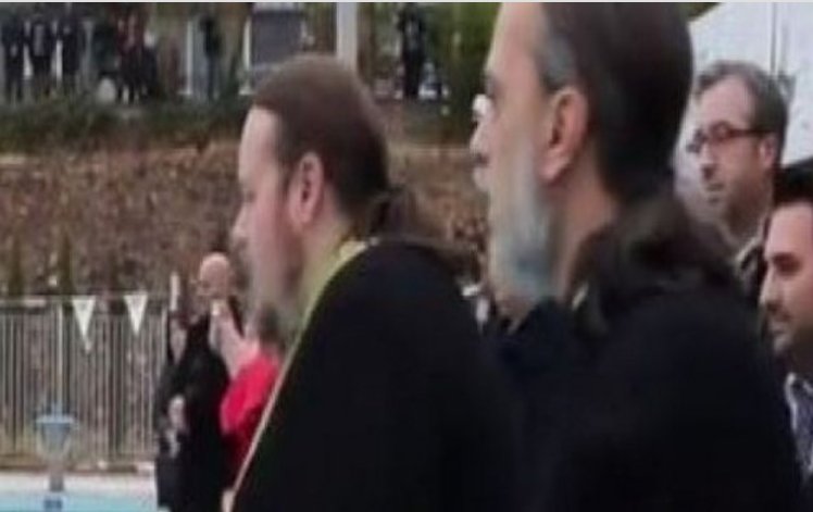 ΠΑΠΑΣ ΑΣΤΟΧΗΣΕ ΝΑ ΠΕΤΑΞΕΙ ΤΟΝ ΣΤΑΥΡΟ (VIDEO) | TASTV.gr | Τα νέα της ...