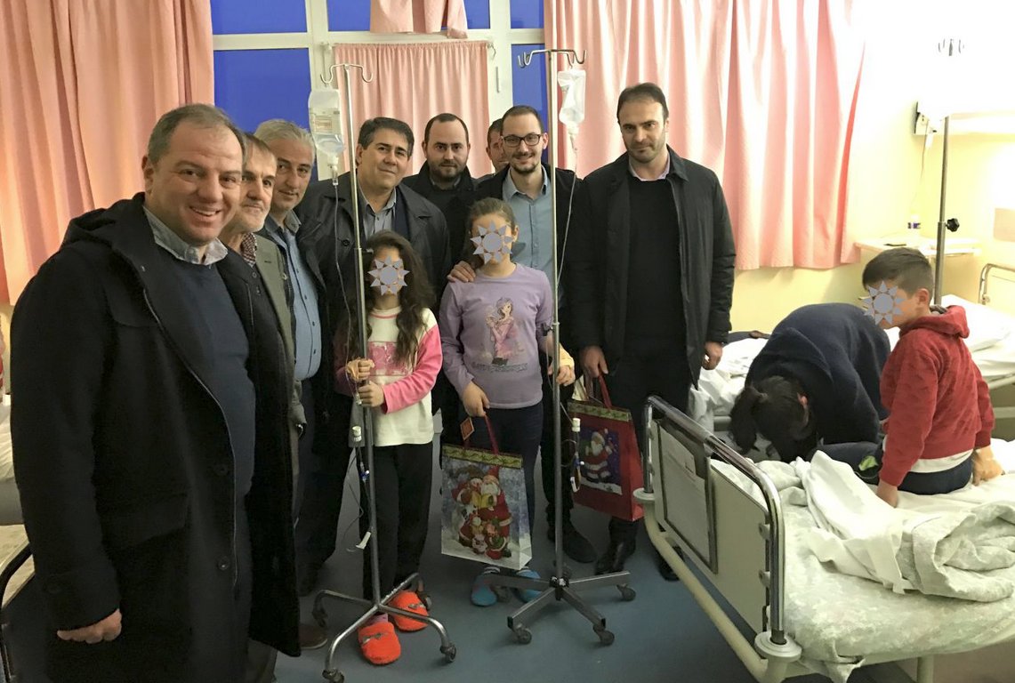 ΣΤΕΛΕΧΗ ΤΗΣ ΝΔ ΣΤΗΝ ΠΕΛΛΑ ΜΟΙΡΑΣΑΝ ΔΩΡΑ ΣΕ ΜΙΚΡΑ ΠΑΙΔΙΑ | TASTV.gr | Τα ...