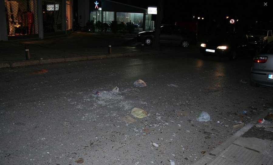 ΕΔΕΣΣΑ : 40ΧΡΟΝΟΣ ΕΚΤΟΣ ΕΑΥΤΟΥ ΣΤΗΝ ΠΛΑΤΕΙΑ ΔΗΜΑΡΧΕΙΟΥ ΠΕΤΟΥΣΕ ΣΑΚΟΥΛΕΣ ...