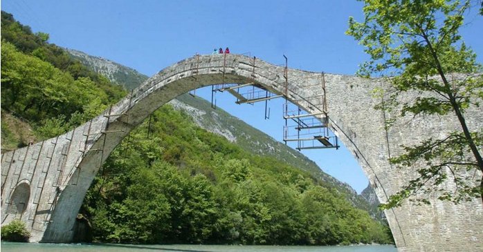 ΞΑΝΑΧΤΙΖΕΤΑΙ ΤΟ ΓΕΦΥΡΙ ΤΗΣ ΠΛΑΚΑΣ ΣΤΑ ΤΖΟΥΜΕΡΚΑ | TASTV.gr | Τα νέα της ...