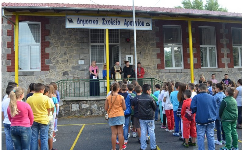 ΣΤΟΝ ΑΓΙΑΣΜΟ ΤΩΝ ΣΧΟΛΕΙΩΝ Η ΔΗΜΑΡΧΟΣ ΣΚΥΔΡΑΣ | TASTV.gr | Τα νέα της ...