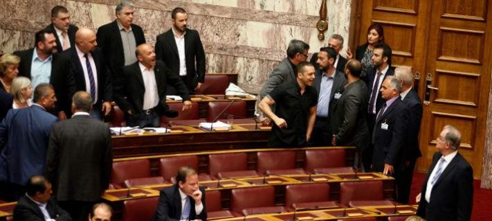 ΕΙΚΟΝΕΣ ΝΤΡΟΠΗΣ ΕΠΕΙΣΟΔΙΑ ME ΒΟΥΛΕΥΤΕΣ ΣΤΗ ΒΟΥΛΗ ([PHOTOS) | TASTV.gr ...
