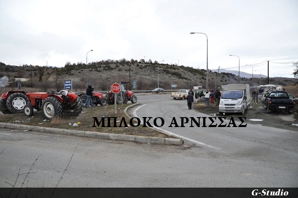 ΕΝΙΣΧΥΟΝΤΑΙ ΤΑ ΜΠΛΟΚΑ ΤΩΝ ΑΓΡΟΤΩΝ ΣΤΗΝ ΠΕΛΛΑ (VIDEO – PHOTO) | TASTV.gr ...
