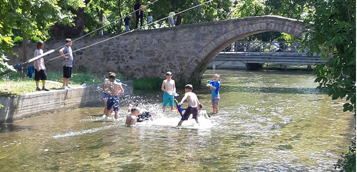 ΟΙ ΕΔΕΣΣΑΙΟΙ ΞΕΡΟΥΝ ΚΑΛΑ ΤΙ ΣΗΜΑΙΝΕΙ ΝΕΡΟ ΑΠΟ ΝΕΑΡΗ ΗΛΙΚΙΑ | TASTV.gr ...