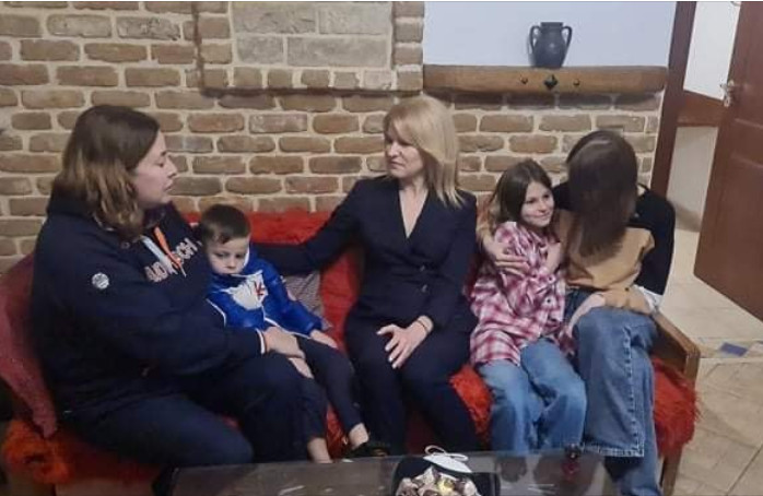 Θ. ΤΖΑΚΡΗ : ΕΠΙΣΚΕΨΗ ΣΤΗΝ ΟΙΚΟΓΕΝΕΙΑ ΠΡΟΣΦΥΓΩΝ ΠΟΥ ΗΡΘΕ ΑΠΟ ΤΗΝ ...