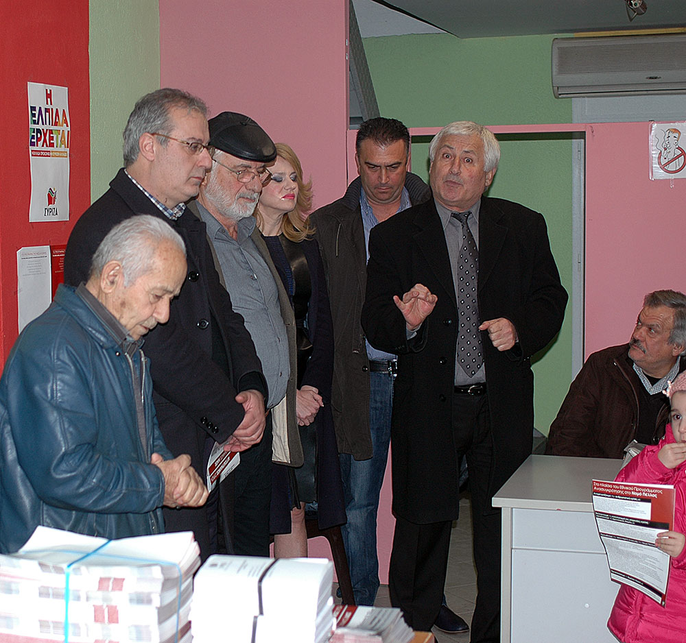 Ο ΓΙΑΝΝΗΣ ΣΗΦΑΚΗΣ ΣΤΑ ΕΓΚΑΙΝΙΑ ΤΩΝ ΓΡΑΦΕΙΩΝ ΣΥΡΙΖΑ ΣΤΗΝ ΚΡΥΑ ΒΡΥΣΗ ...