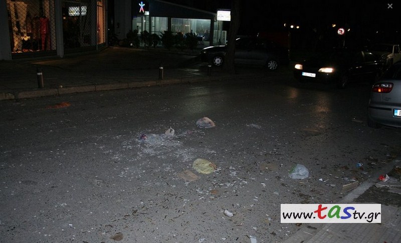 ΕΔΕΣΣΑ : 40ΧΡΟΝΟΣ ΕΚΤΟΣ ΕΑΥΤΟΥ ΣΤΗΝ ΠΛΑΤΕΙΑ ΔΗΜΑΡΧΕΙΟΥ ΠΕΤΟΥΣΕ ΣΑΚΟΥΛΕΣ ...