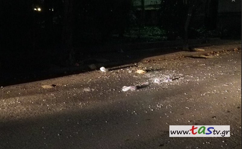 ΕΔΕΣΣΑ : 40ΧΡΟΝΟΣ ΕΚΤΟΣ ΕΑΥΤΟΥ ΣΤΗΝ ΠΛΑΤΕΙΑ ΔΗΜΑΡΧΕΙΟΥ ΠΕΤΟΥΣΕ ΣΑΚΟΥΛΕΣ ...