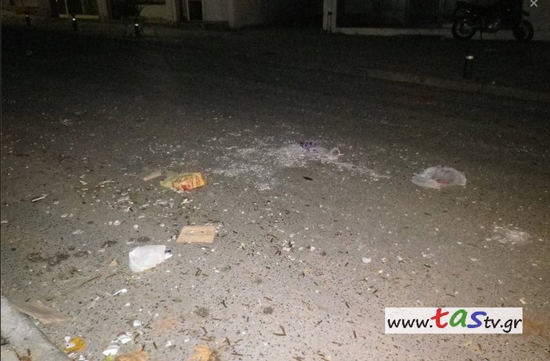 ΕΔΕΣΣΑ : 40ΧΡΟΝΟΣ ΕΚΤΟΣ ΕΑΥΤΟΥ ΣΤΗΝ ΠΛΑΤΕΙΑ ΔΗΜΑΡΧΕΙΟΥ ΠΕΤΟΥΣΕ ΣΑΚΟΥΛΕΣ ...