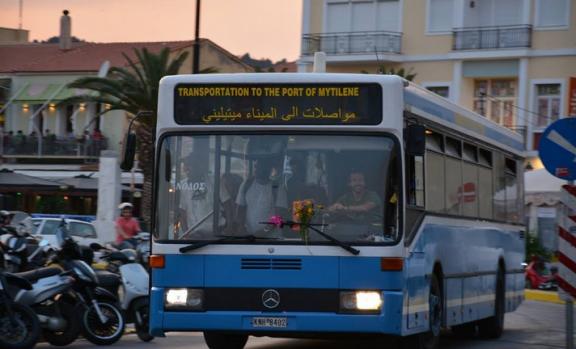 ΕΙΚΟΝΑ ΣΟΚ – ΜΕ ΑΡΑΒΙΚΗ ΤΑΜΠΕΛΑ ΚΥΚΛΟΦΟΡΟΥΝ ΤΑ ΛΕΩΦΟΡΕΙΑ ΣΤΗΝ ΜΥΤΙΛΗΝΗ ...
