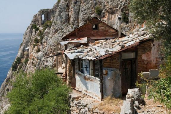 ΟΙ ΜΟΝΑΧΟΙ ΠΟΥ ΖΟΥΝ ΣΤΗΝ ΑΚΡΗ ΤΟΥ ΓΚΡΕΜΟΥ ΣΤΟ ΆΓΙΟ ΌΡΟΣ | TASTV.gr | Τα ...