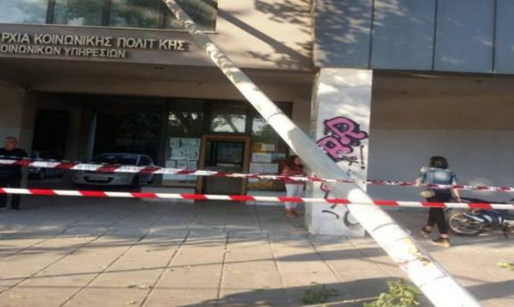 IX «ΚΑΡΦΩΘΗΚΕ» ΣΕ ΚΟΛΟΝΑ ΦΩΤΙΣΜΟΥ ΣΤΗ ΘΕΣΣΑΛΟΝΙΚΗ- Η ΚΟΛΟΝΑ ΕΠΕΣΕ ΠΑΝΩ ...