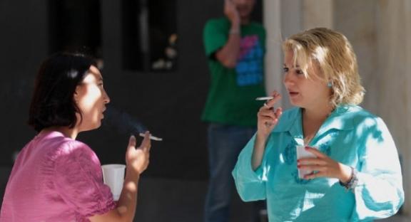 ΟΙ ΡΩΣΟΙ ΔΕΝ ΘΑ ΜΠΟΡΟΥΝ ΝΑ ΚΑΠΝΙΖΟΥΝ ΚΑΙ ΝΑ ΨΗΝΟΥΝ ΣΤΑ ΜΠΑΛΚΟΝΙΑ ΤΩΝ ...