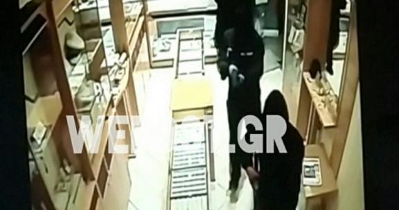 ΒΙΝΤΕΟ ΝΤΟΚΟΥΜΕΝΤΟ ΑΠΟ ΤΗΝ ΕΝΟΠΛΗ ΛΗΣΤΕΙΑ ΣΤΟ ΚΟΣΜΗΜΑΤΟΠΩΛΕΙΟ ΤΗΣ ...