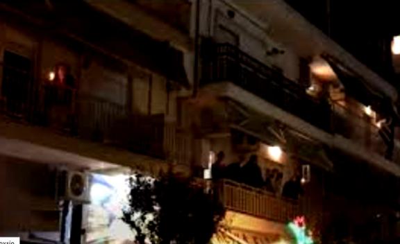 ΕΔΕΣΣΑ : "ΧΡΙΣΤΟΣ ΑΝΕΣΤΗ" ΣΤΑ ΜΠΑΛΚΟΝΙΑ ΚΑΙ ΣΤΙΣ ΑΥΛΕΣ ΜΕ ΛΑΜΠΑΔΕΣ ΚΑΙ ...