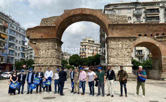 ΠΑΛΑΙΜΑΧΟΙ ΠΟΔΟΣΦΑΙΡΙΣΤΕΣ ΚΑΘΑΡΙΣΑΝ ΤΗΝ ΠΛΑΤΕΙΑ ΝΑΥΑΡΙΝΟΥ ΣΤΗ ...